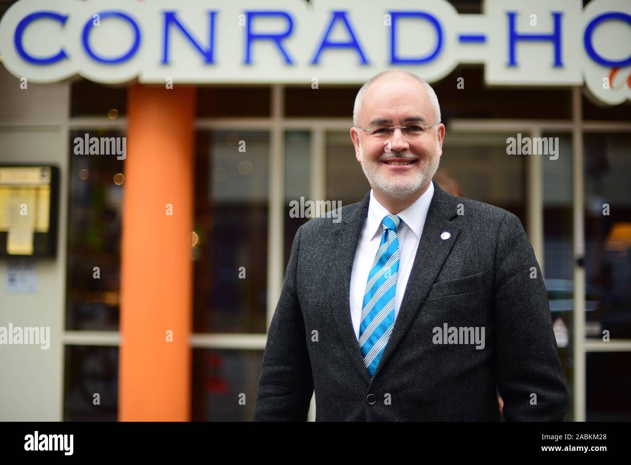 Hotelier Conrad Mayer in front of his Hotel Conrad at Schillerstraße 10 ...