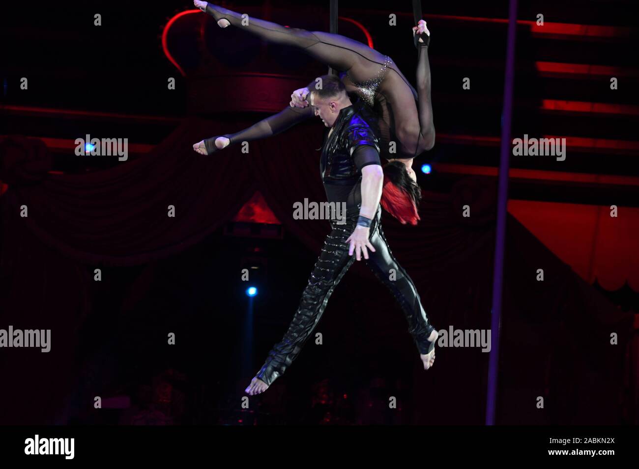 Acrobatic duo hi-res stock photography and images - Alamy