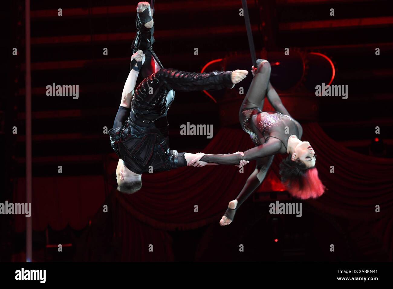 The acrobatic duo "Flash of Splah" at the love ballet at the Strapaten ...