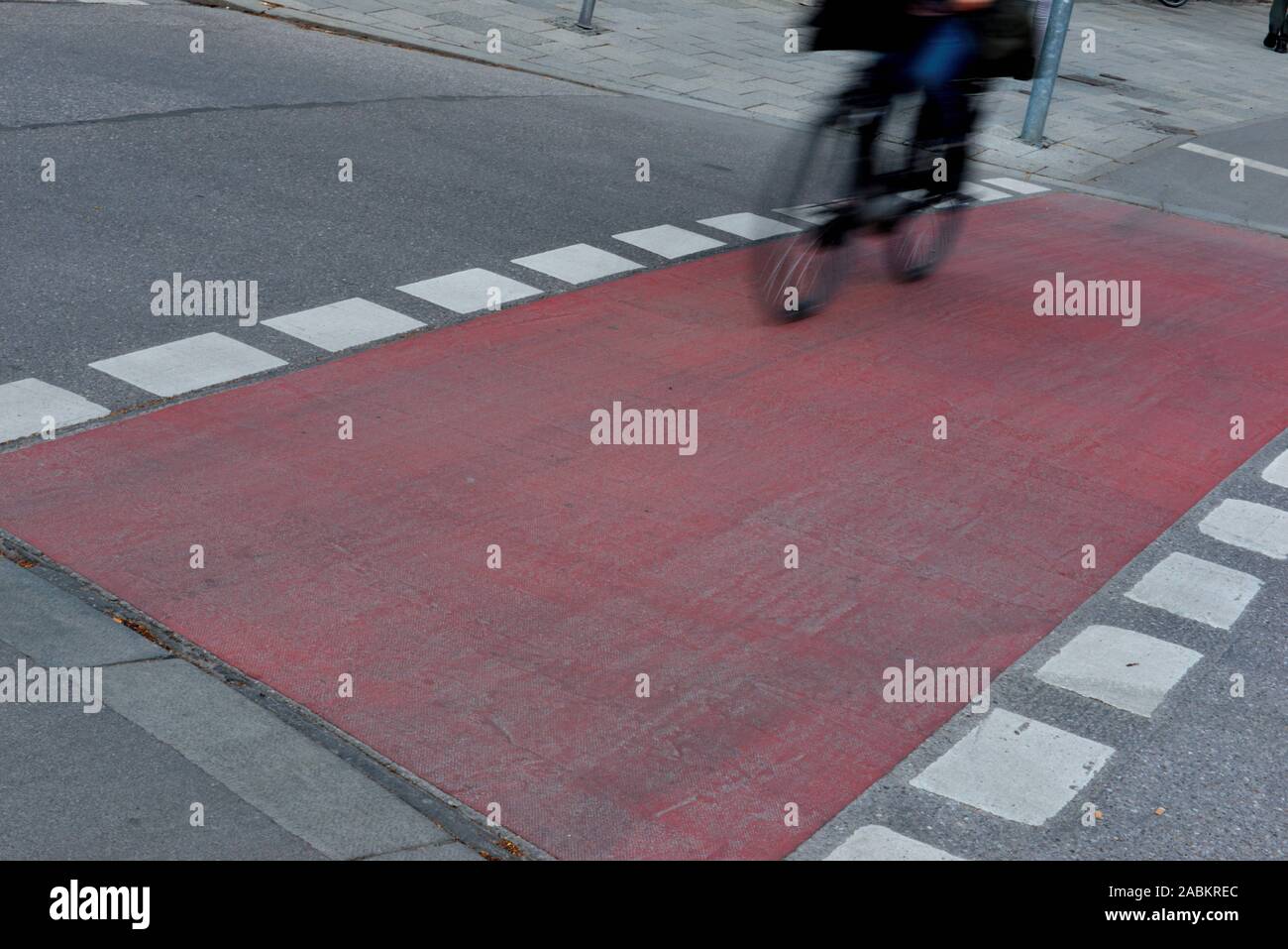 Red marked bicycle path in the Lindwurmstraße. [automated translation ...