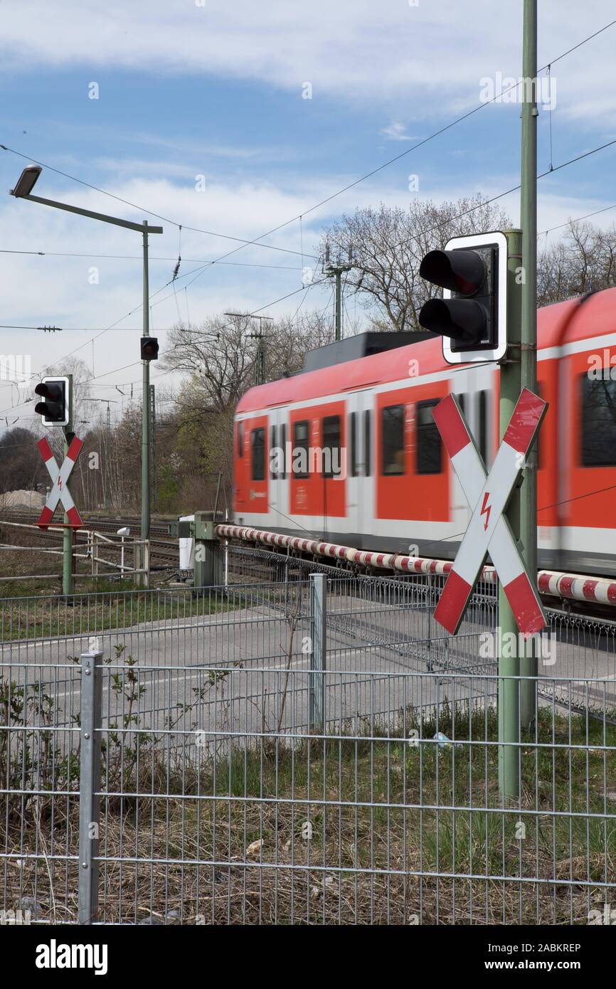 Closed railway barrier at the level crossing on Graf-Lehndorff-Straße ...