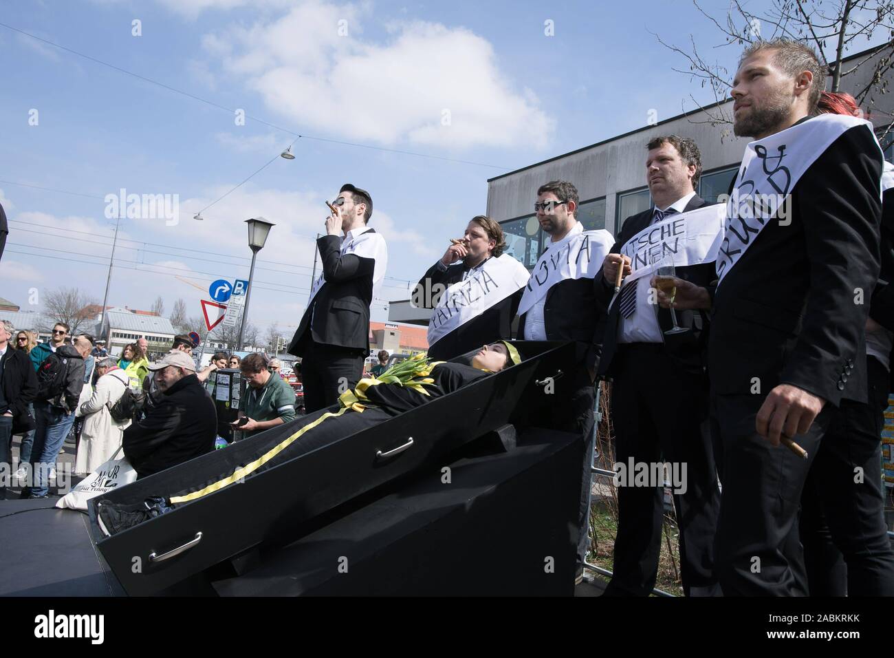 Under the motto "speculated out", several hundred people demonstrate at ...