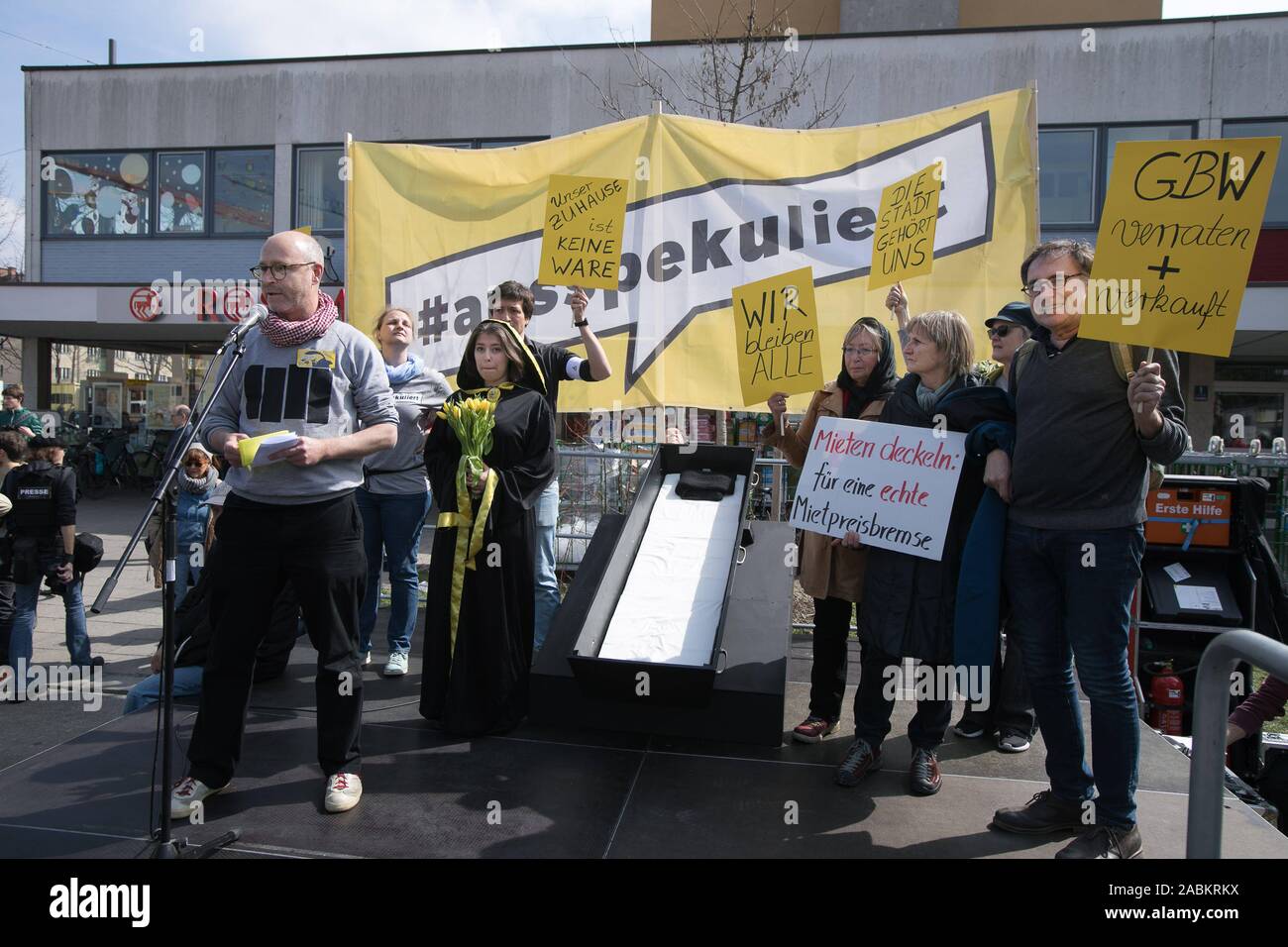 Under the motto "speculated out", several hundred people demonstrate at ...