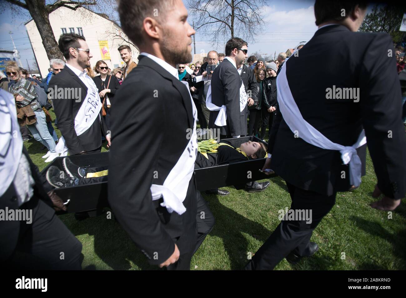 Under the motto "speculated out", several hundred people demonstrate at ...