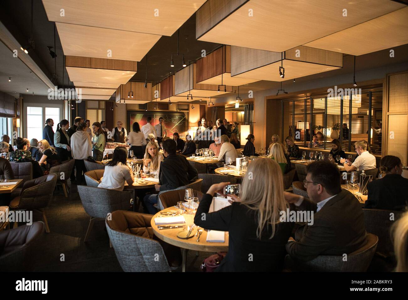Guests at the restaurant "Louis Grillroom" at the Hotel Louis am ...