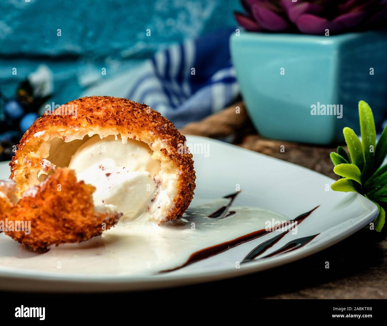 Round ice cream cake hi-res stock photography and images - Alamy
