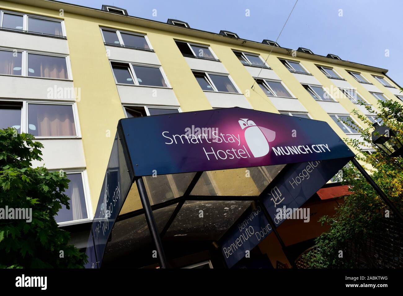Entrance to the "Smart Stay" Hostel Munich City in Mozartstraße at ...