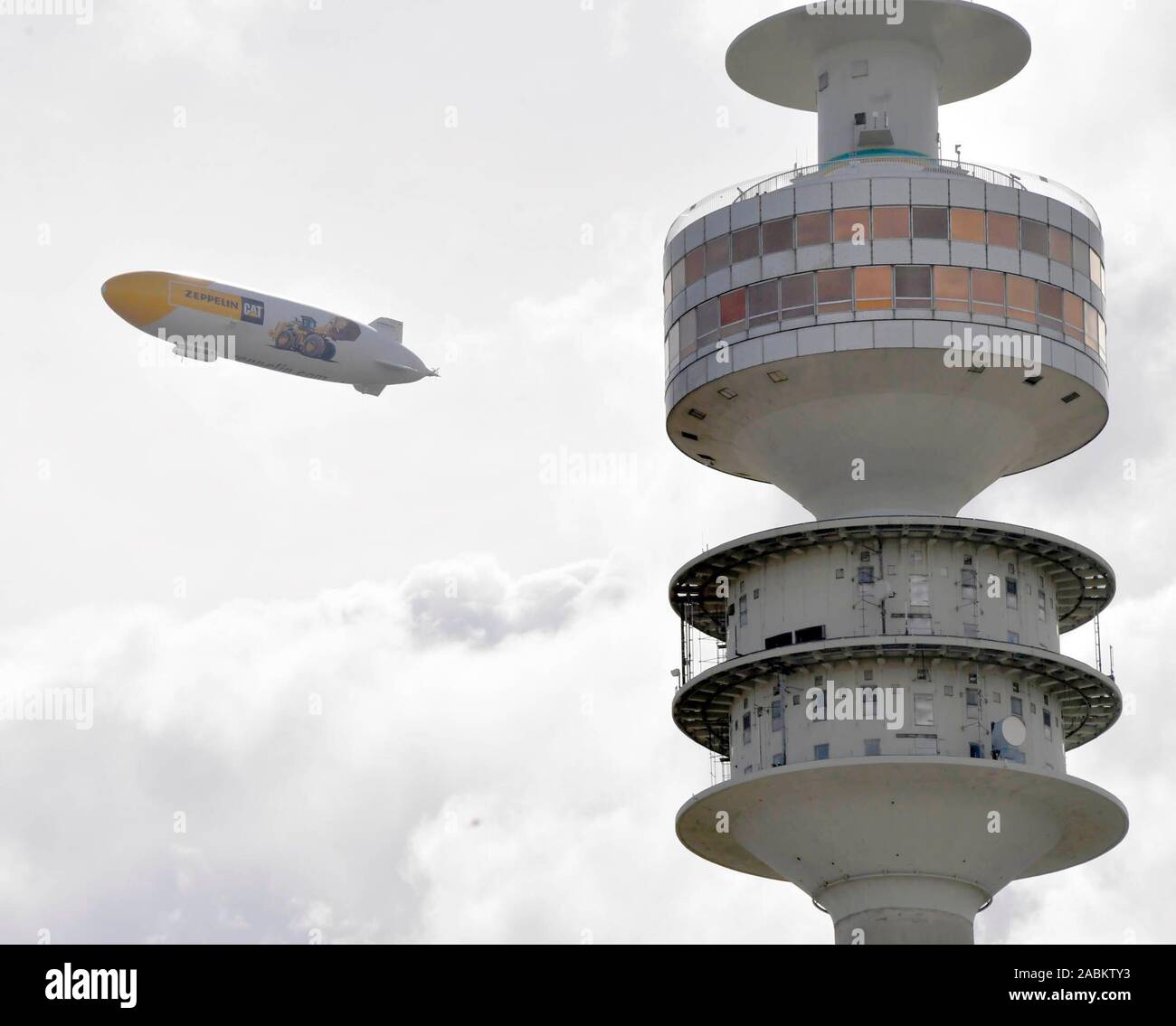 Zeppelin cat hi-res stock photography and images - Alamy