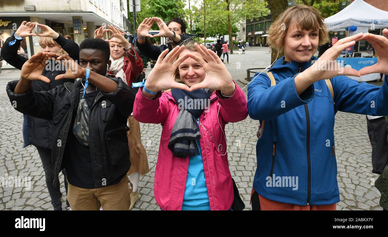 Live performance with 100 amateur actors on Munich's Rotkreuzplatz as ...