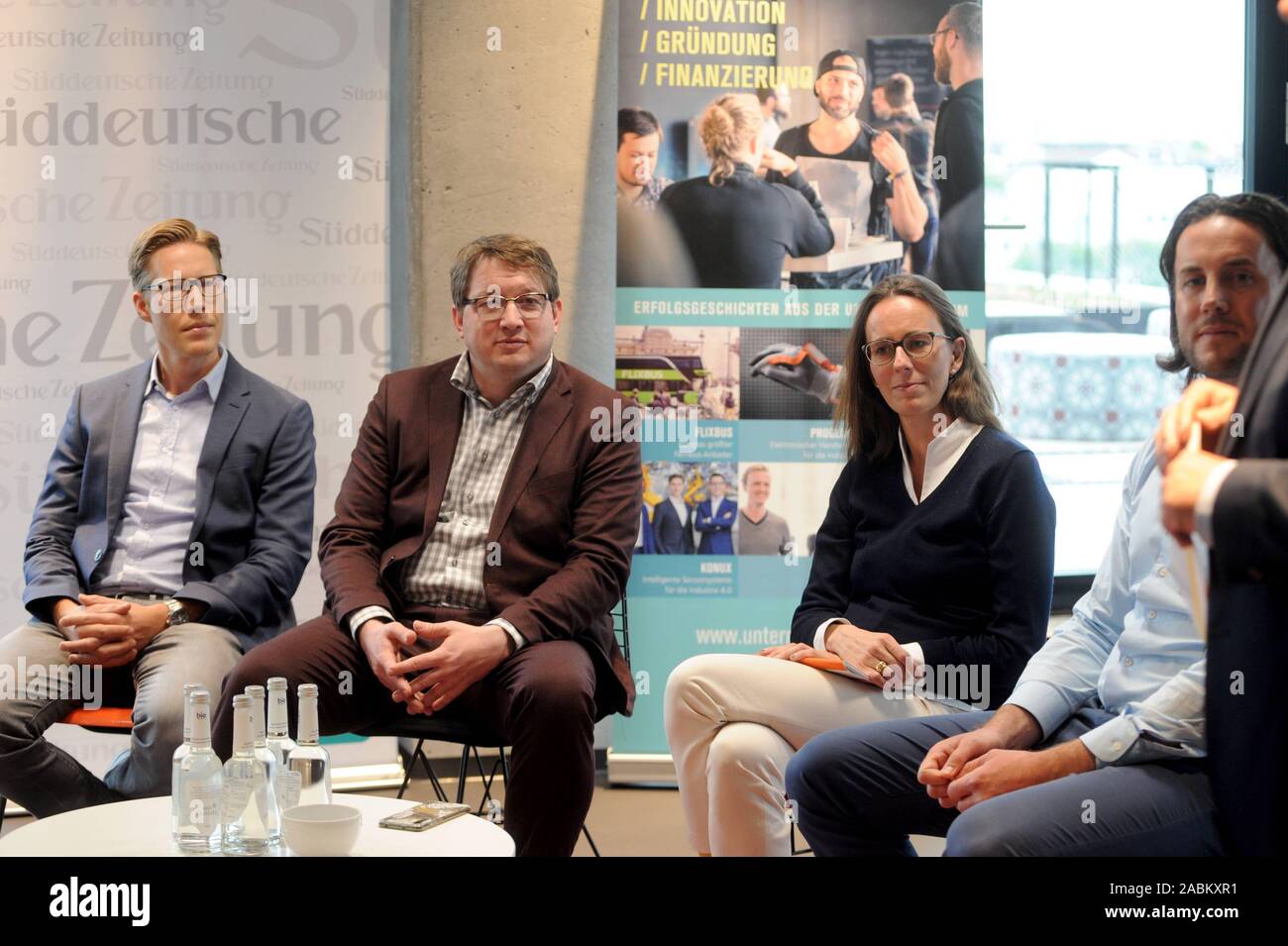 Entrepreneurs in conversation with start-up networkers at the first ...
