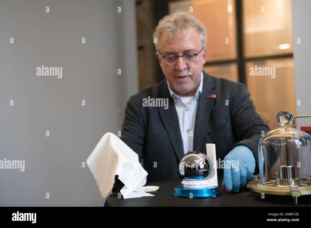 The German Museum in Munich presents a perfectly ground silicon sphere ...