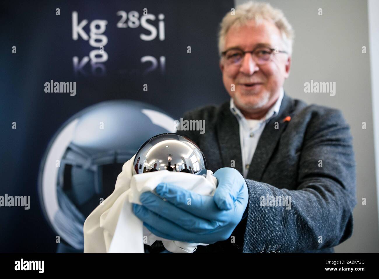 The German Museum in Munich presents a perfectly ground silicon sphere ...