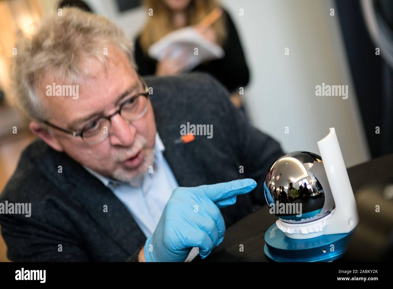 Silicon sphere kilogram hi-res stock photography and images - Alamy