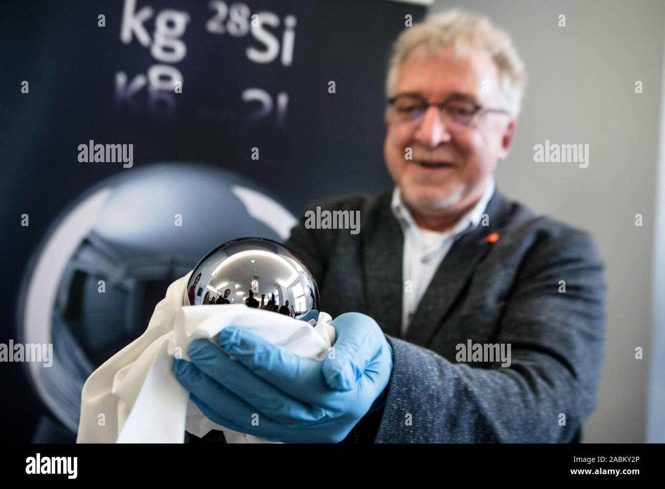 The German Museum in Munich presents a perfectly ground silicon sphere ...