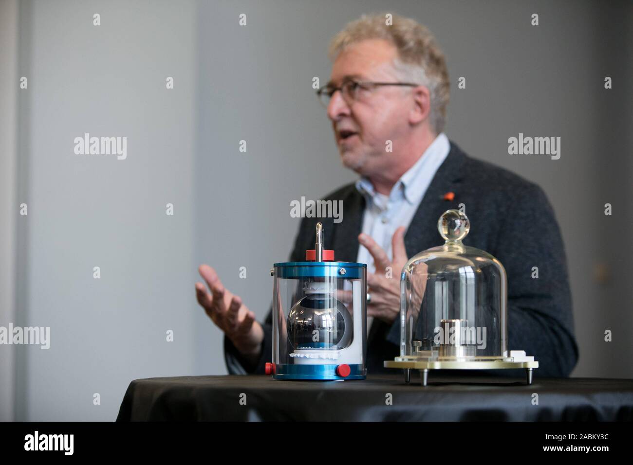 Silicon sphere kilogram hi-res stock photography and images - Alamy