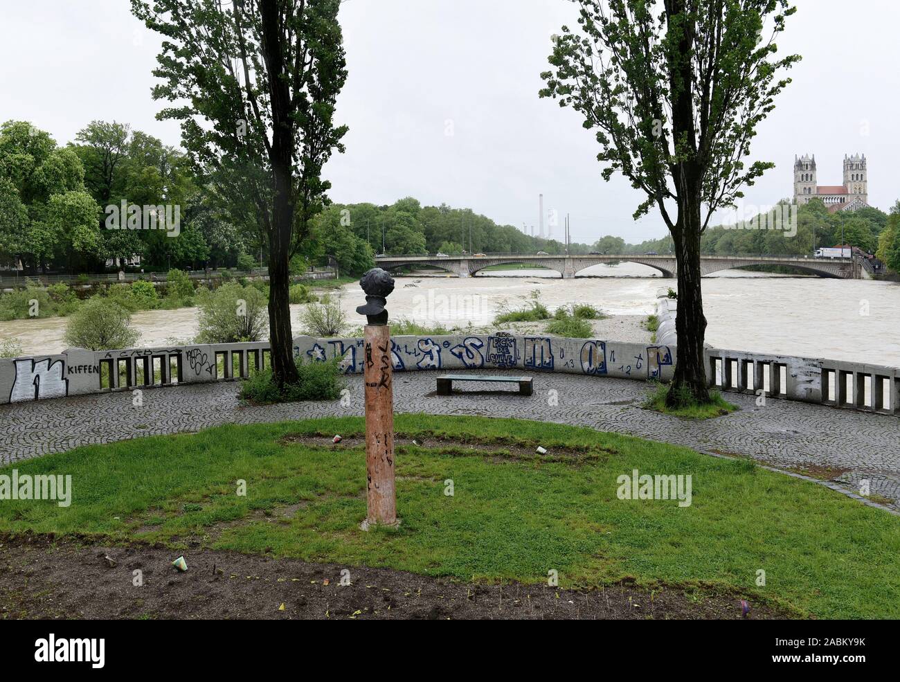 Flood on the Isar river, seen from Reichenbach Bridge and Maximilian ...