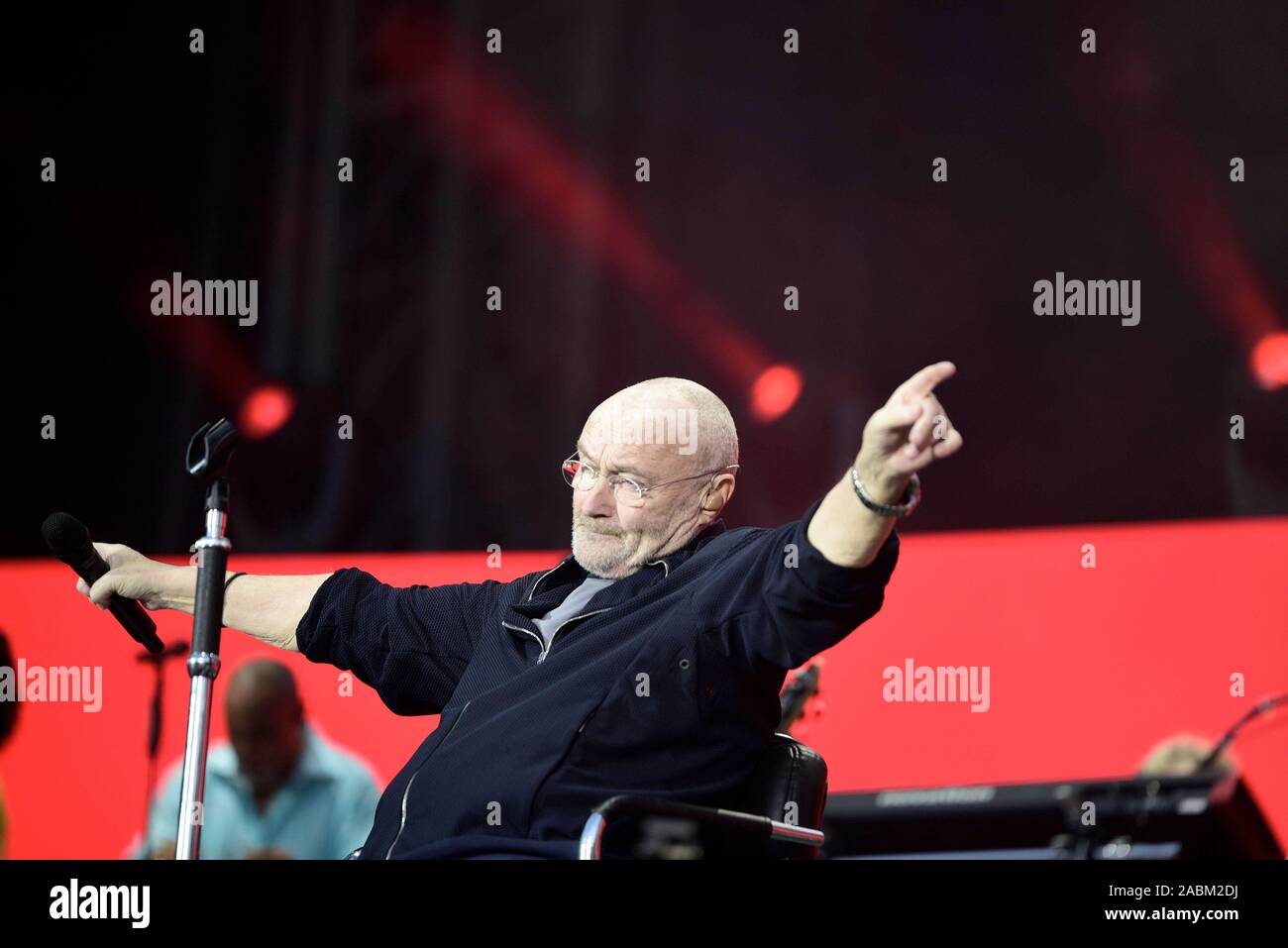 Phil collins concert hi-res stock photography and images - Alamy