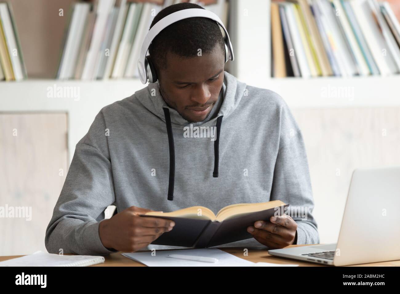 Guy reading hi-res stock photography and images - Alamy