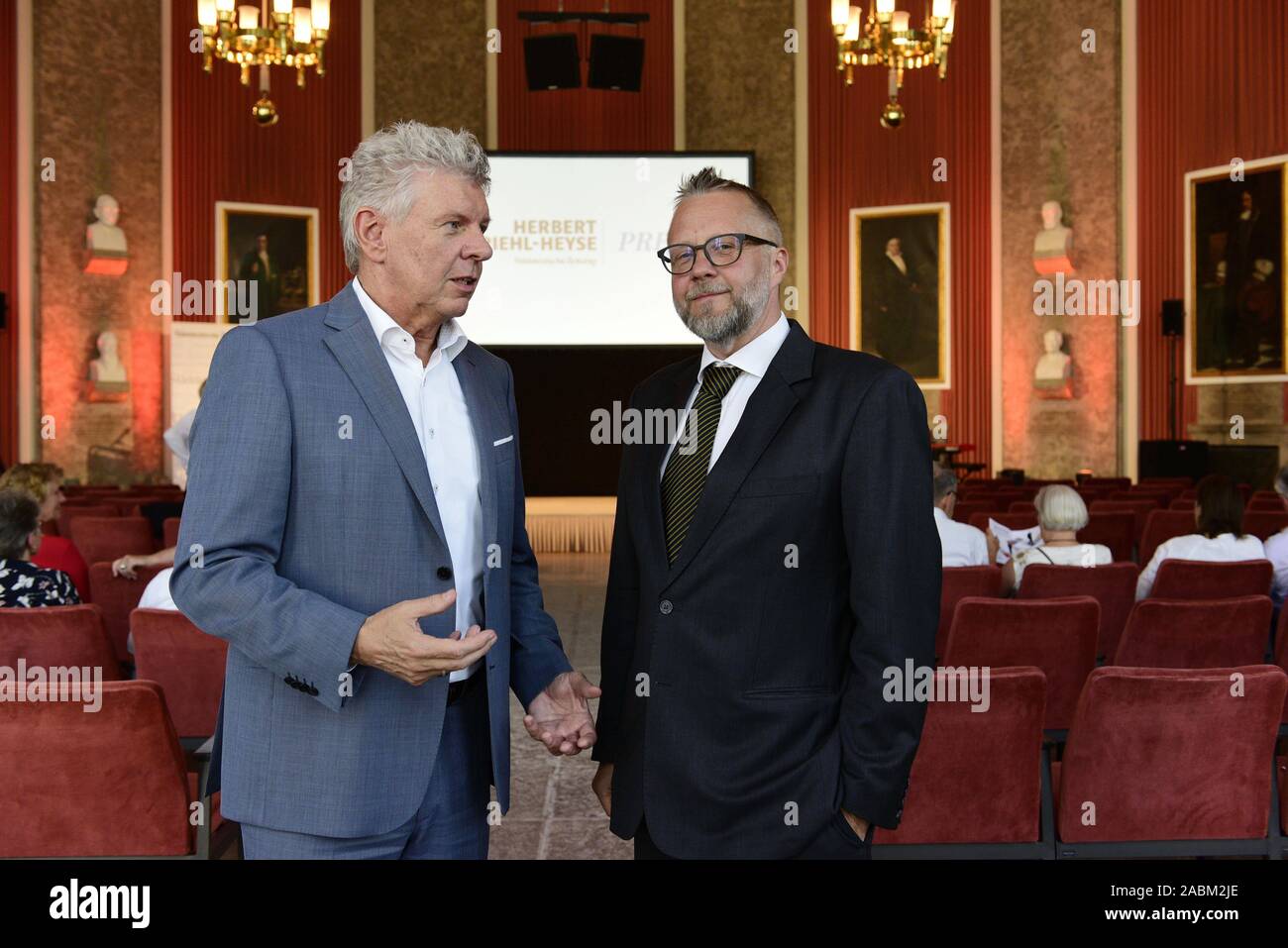 Mayor and laudator Dieter Reiter (l.) and prizewinner Martin Staudinger ...