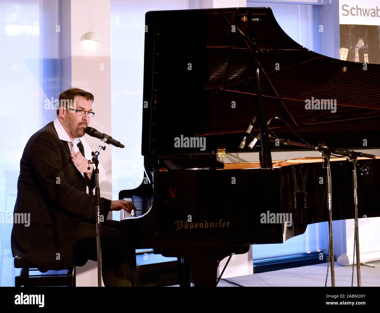 Prize winner André Hartmann at the Schwabinger Kunstpreis award ...