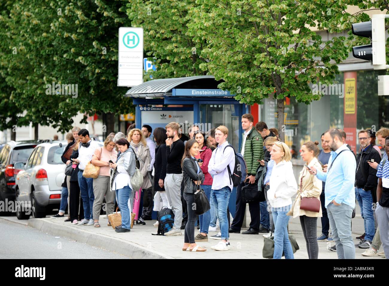 Eleven-hour warning strike of the trade union Verdi in public transport ...
