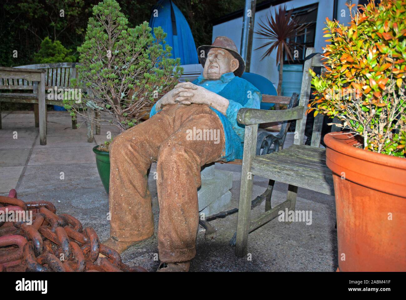 Statue sleeping on bench hi-res stock photography and images - Alamy
