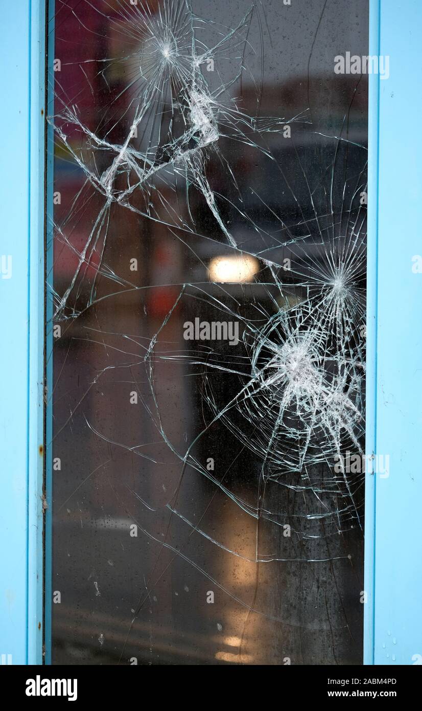 Pub glass window hi-res stock photography and images - Alamy