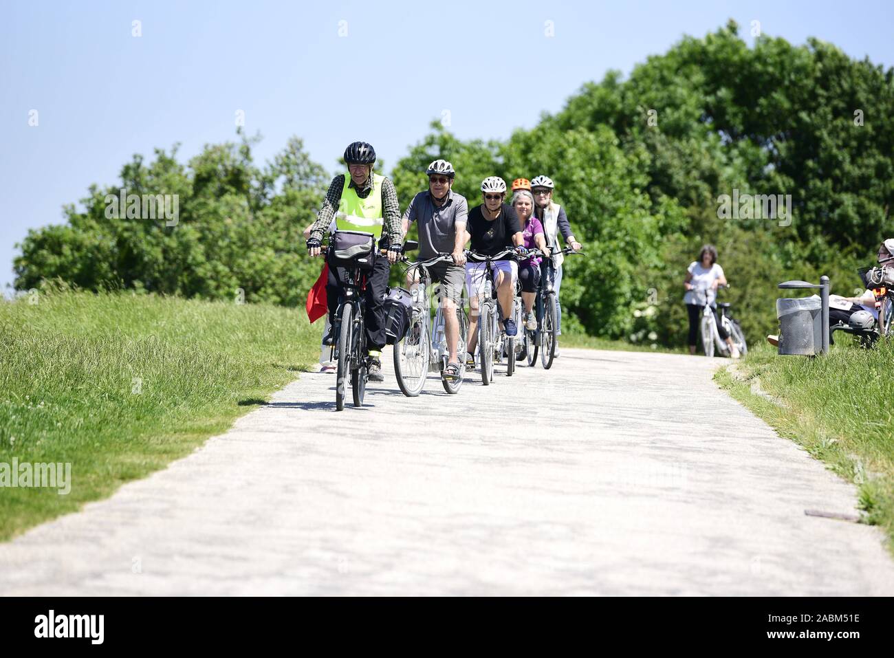 Bicycle expert (yellow vest) and participant in a pedelec taster course ...