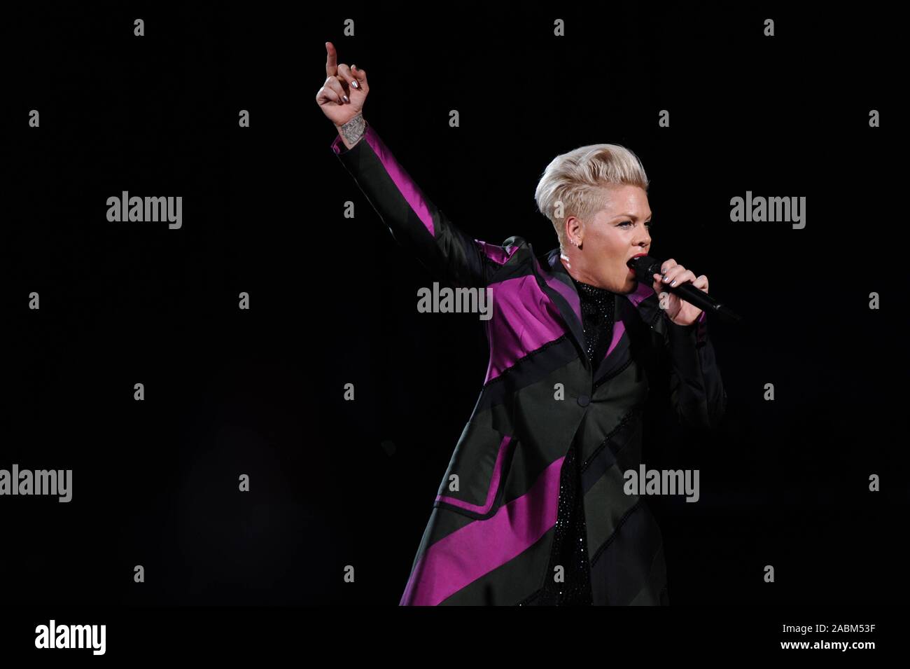Pop singer pink hi-res stock photography and images - Alamy