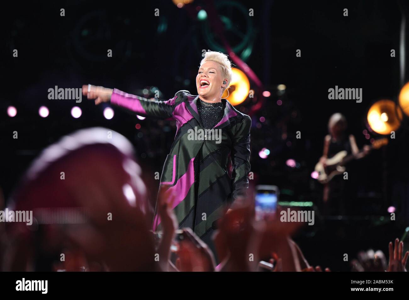 Female singer singing in stadium hi-res stock photography and images ...