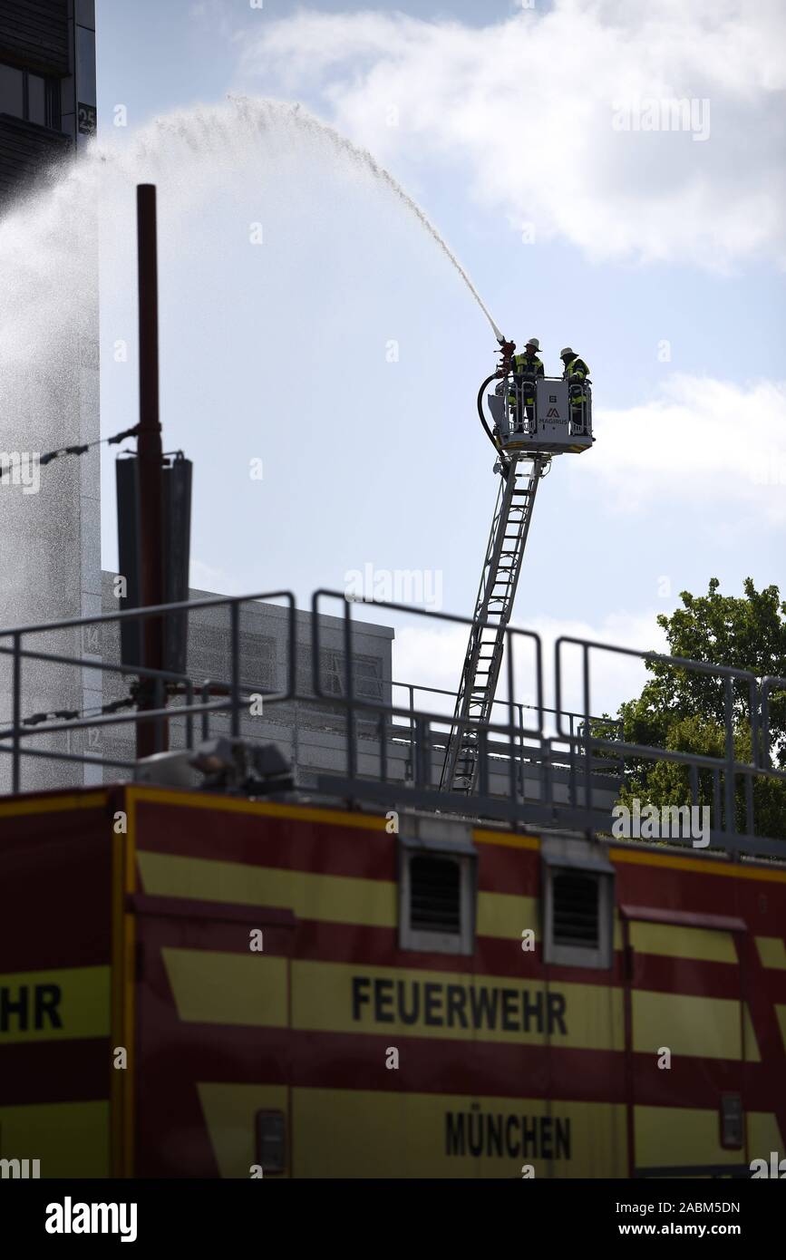 Extinguishing exercise during a training in the fire simulation system ...