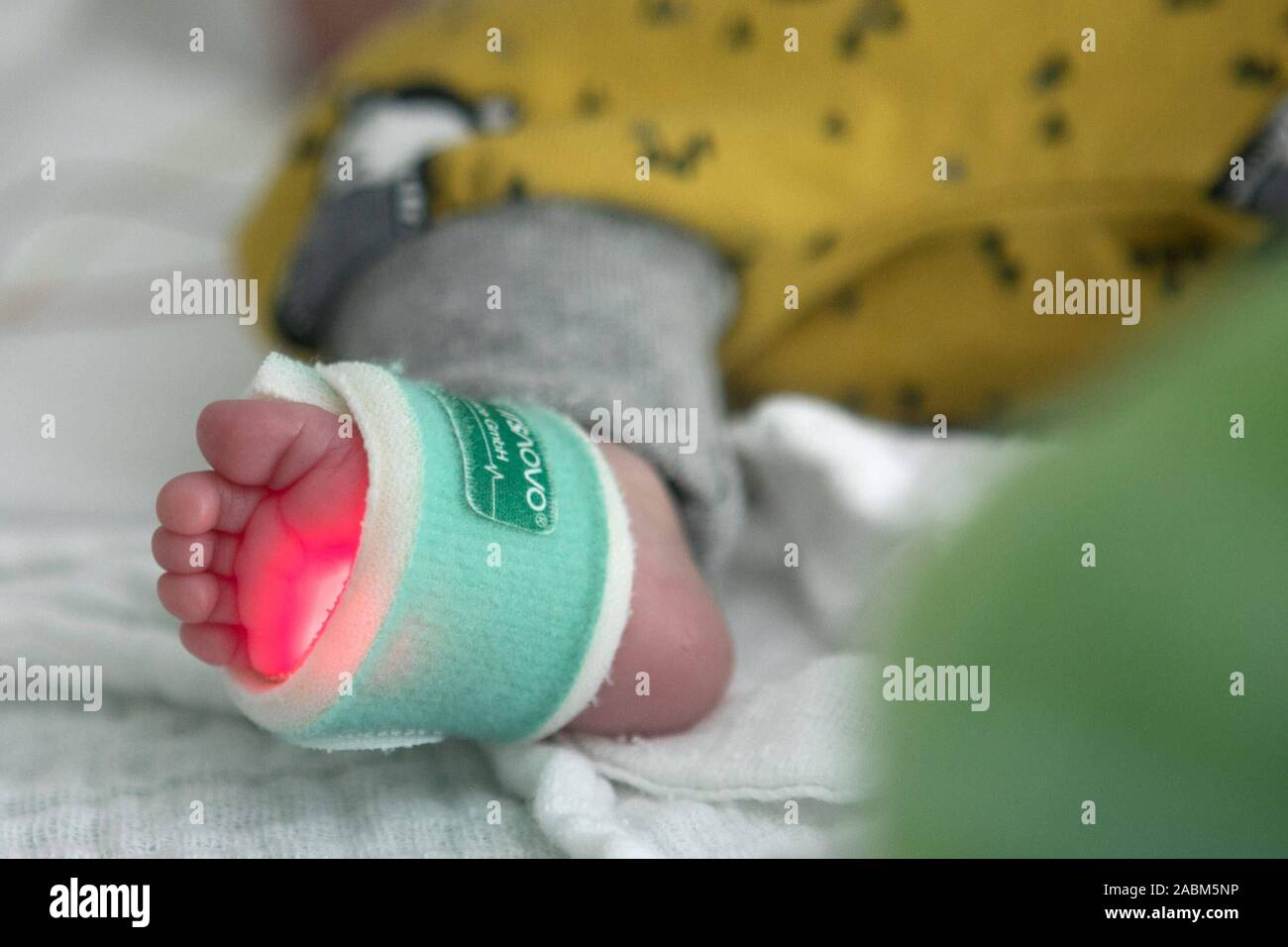 Premature baby feet hi-res stock photography and images - Alamy
