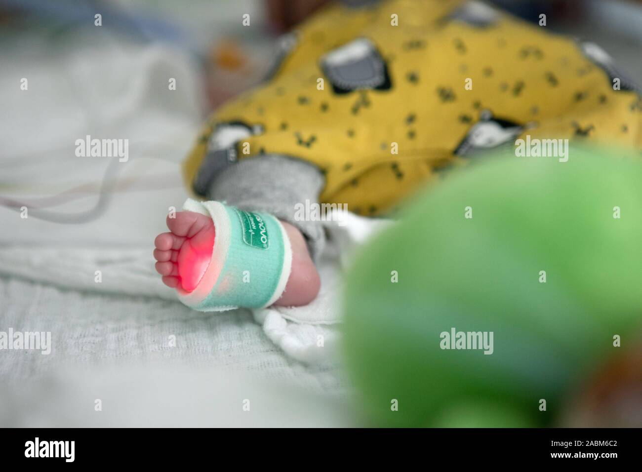Premature baby feet hi-res stock photography and images - Alamy