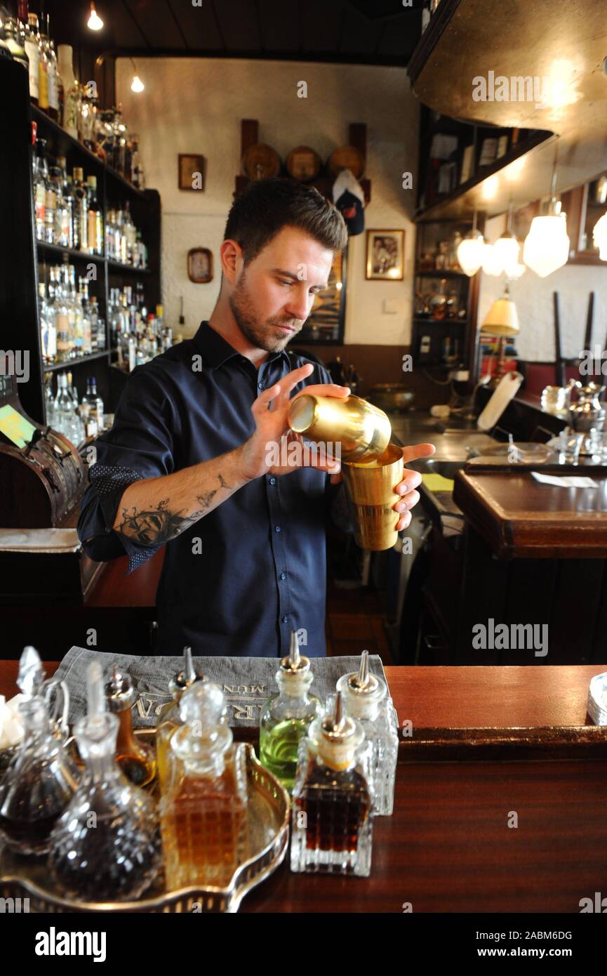 Barroom hi-res stock photography and images - Alamy