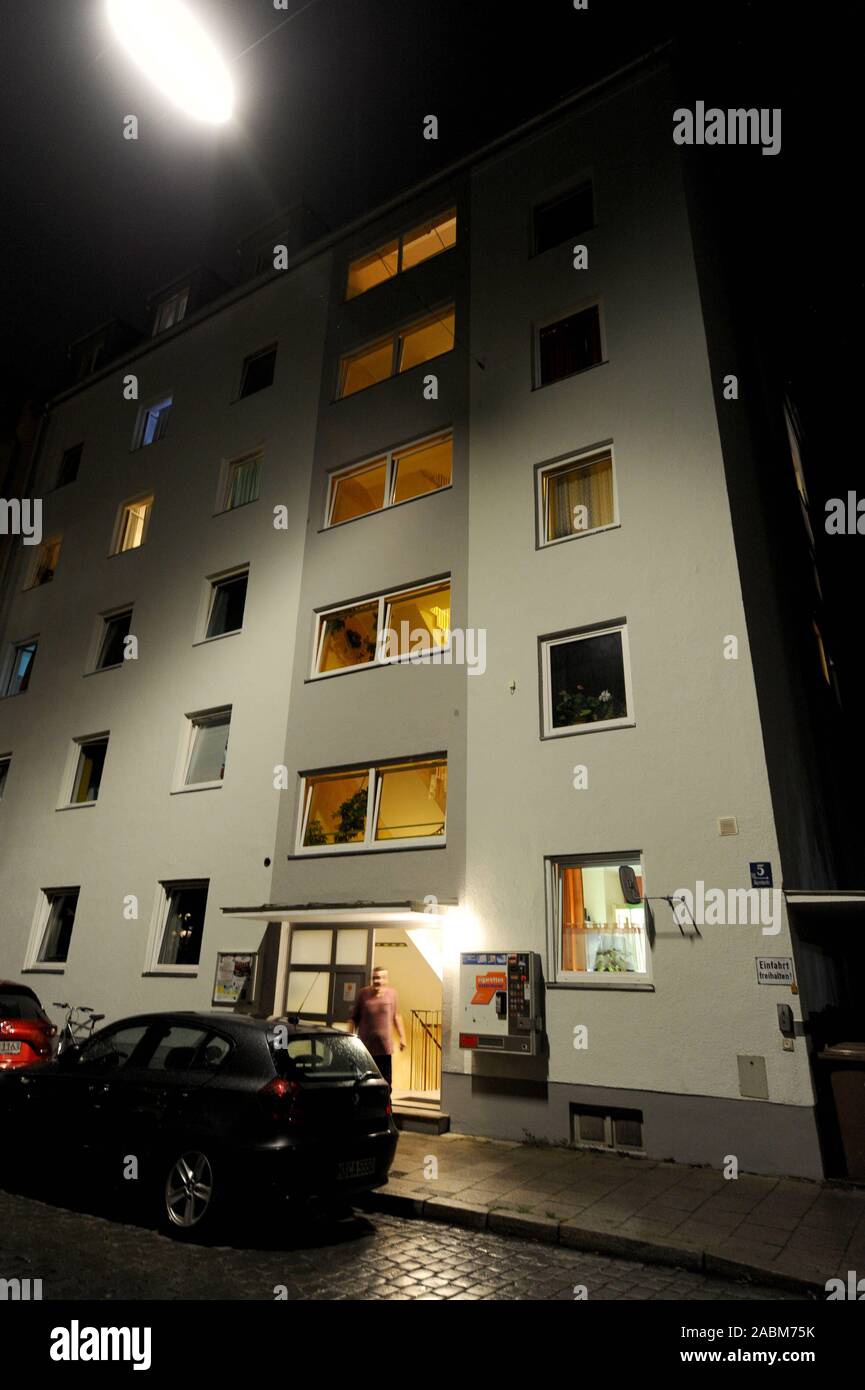 Homeless hostel building hi-res stock photography and images - Alamy