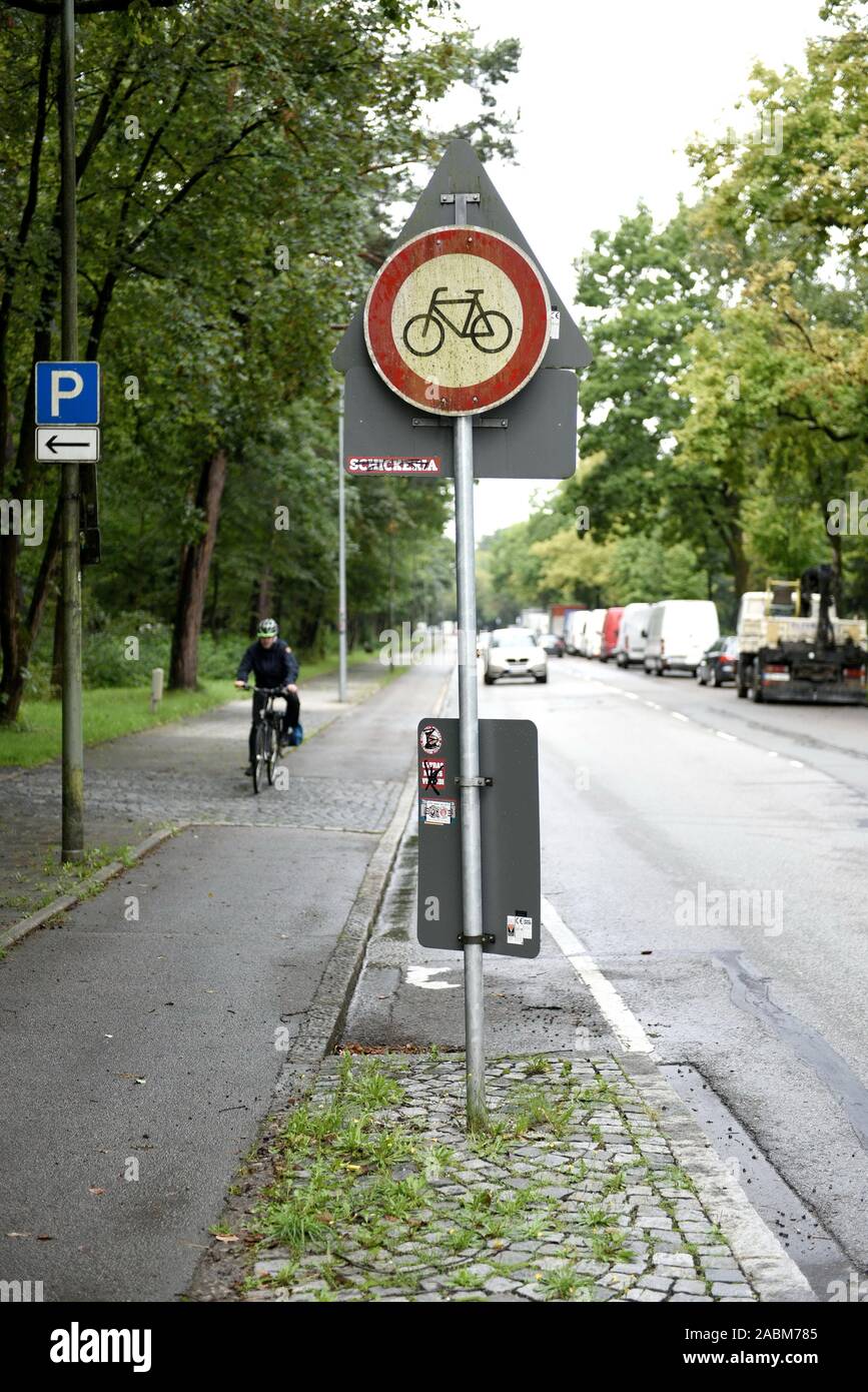 The Höglwörther Straße in the Munich district Sendling. [automated ...