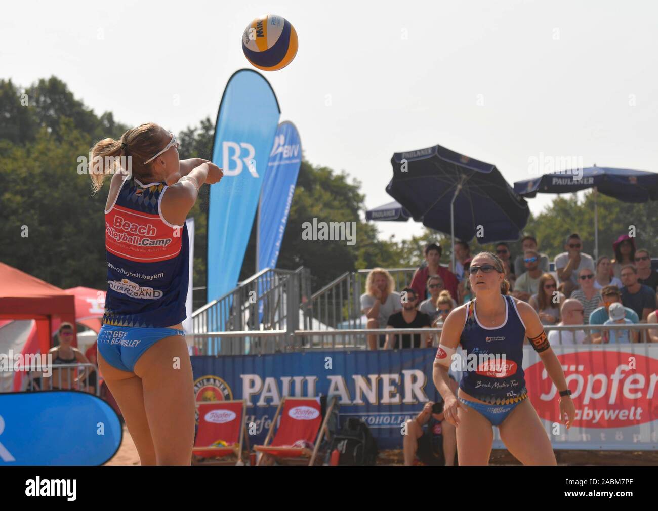 The beach volleyball players Natascha Niemczyk (left) and Sabrina ...
