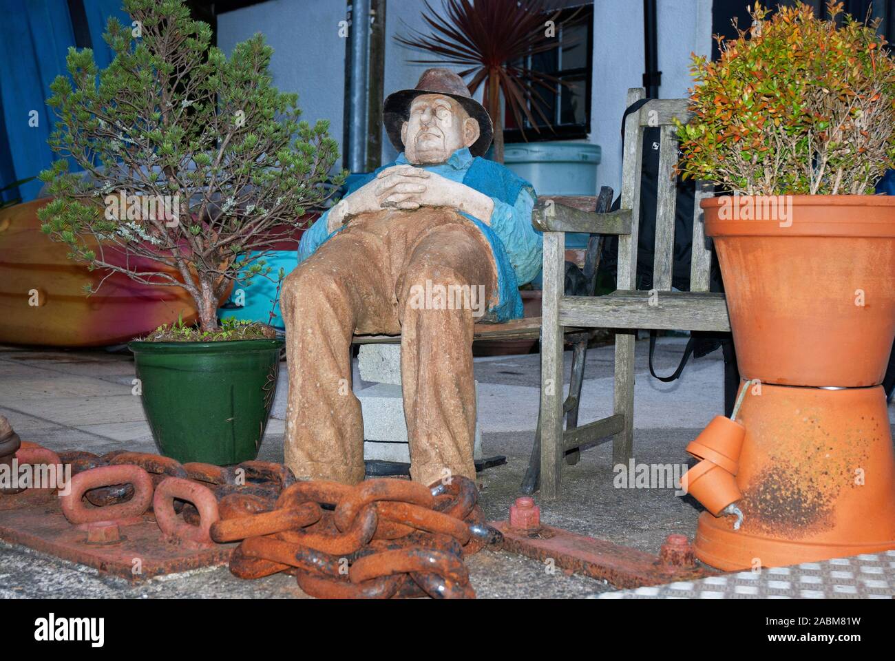 Statue sleeping on bench hi-res stock photography and images - Alamy