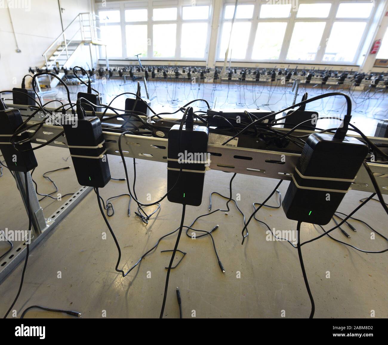 Cable tier hi-res stock photography and images - Alamy