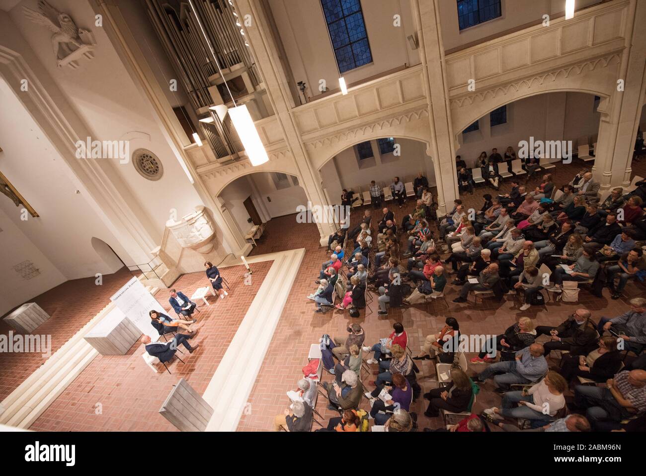 Fake spectators hi-res stock photography and images - Alamy