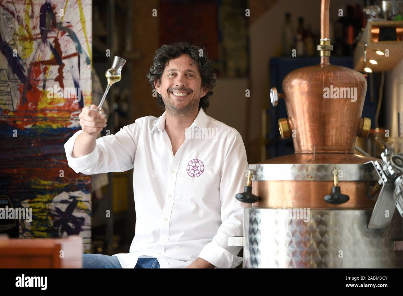 In his "Cosmic Spirits", the artist and distiller Sebastian Rauscher ...