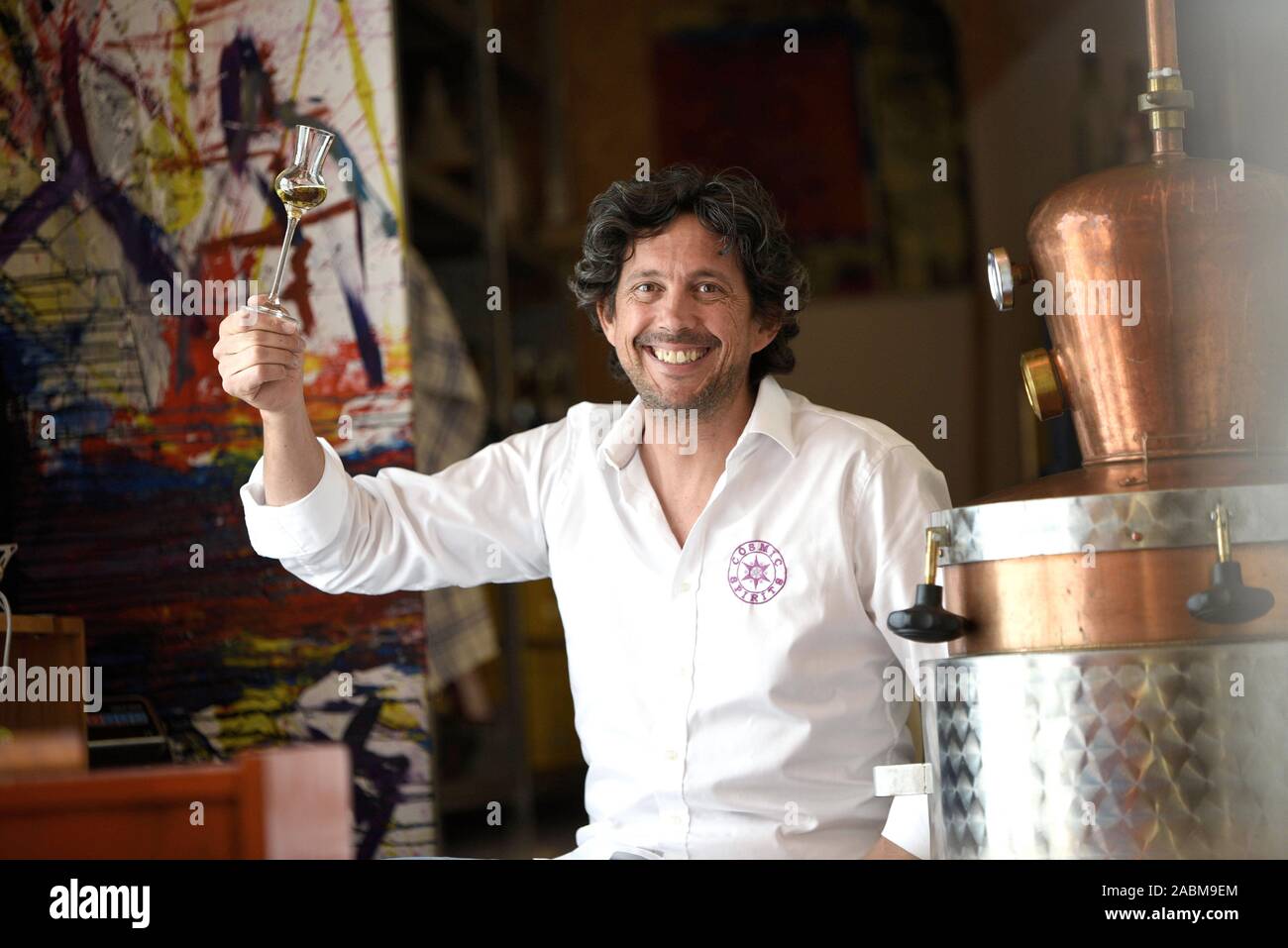 In his "Cosmic Spirits", the artist and distiller Sebastian Rauscher ...