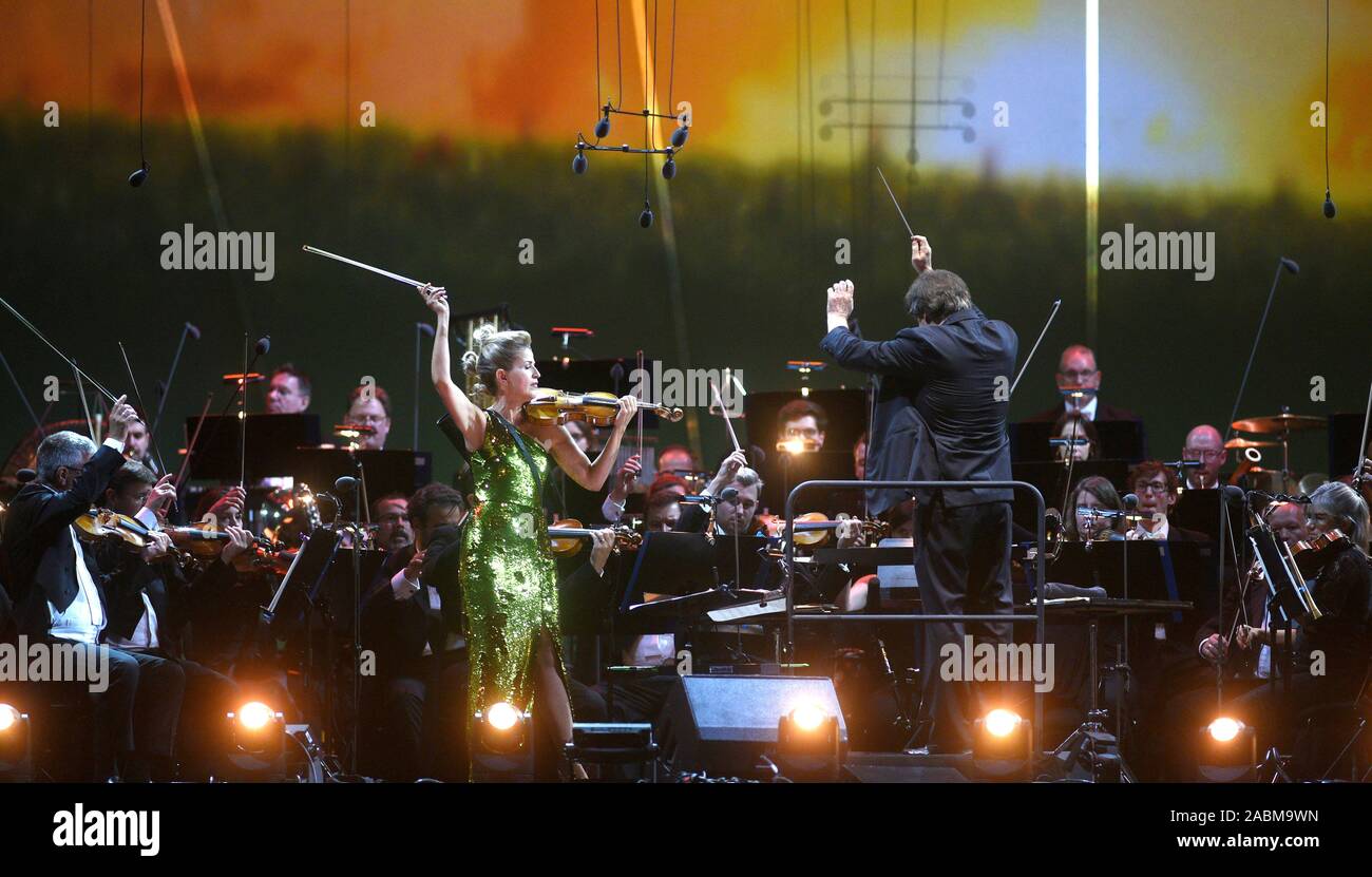 Anne-Sophie Mutter, conductor David Newman and the Royal Philharmonic ...