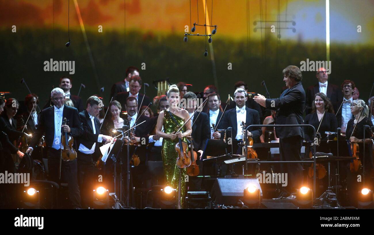 Anne-Sophie Mutter, conductor David Newman and the Royal Philharmonic ...
