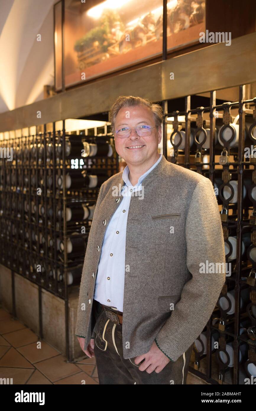 Landlord Wolfgang Sperger in front of a beer mug safe shelf in the Munich Hofbräuhaus. The ...