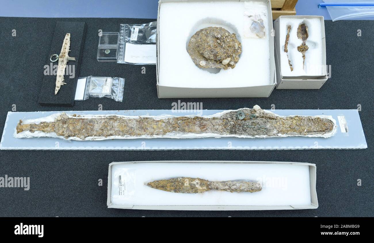Prehistoric finds from a large grave field on Josef-Retzer-Straße in ...
