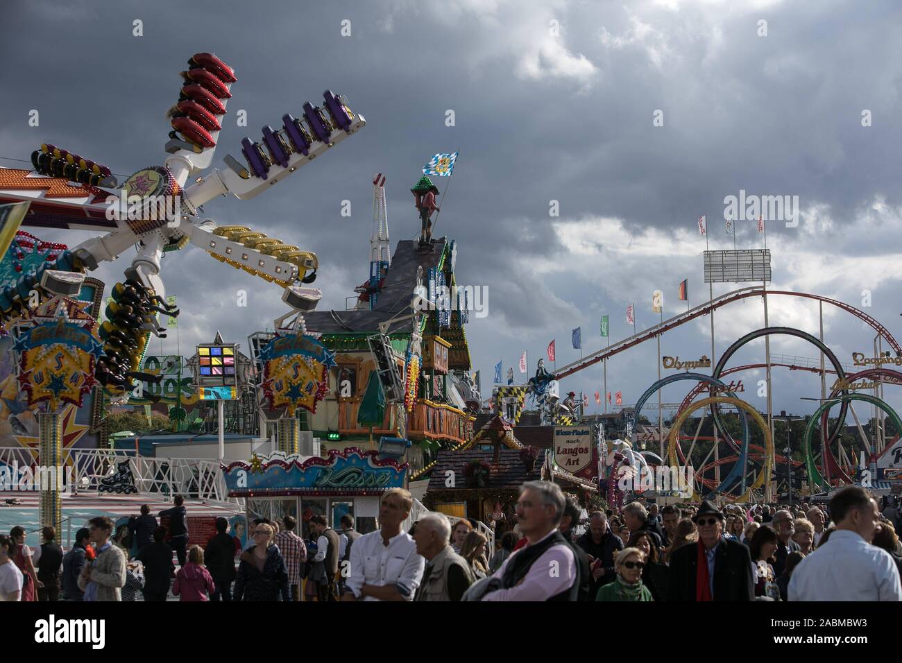 Crowd and ride Flip Fly on the Munich Wiesn. In the background the ...