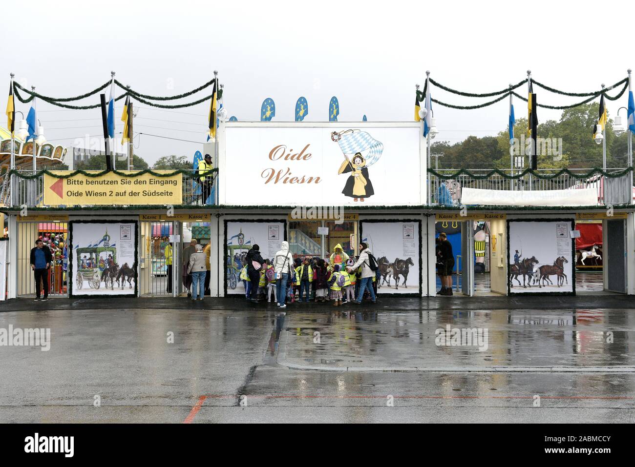 The entrance to the Oidn Wiesn in front of the opening. [automated ...