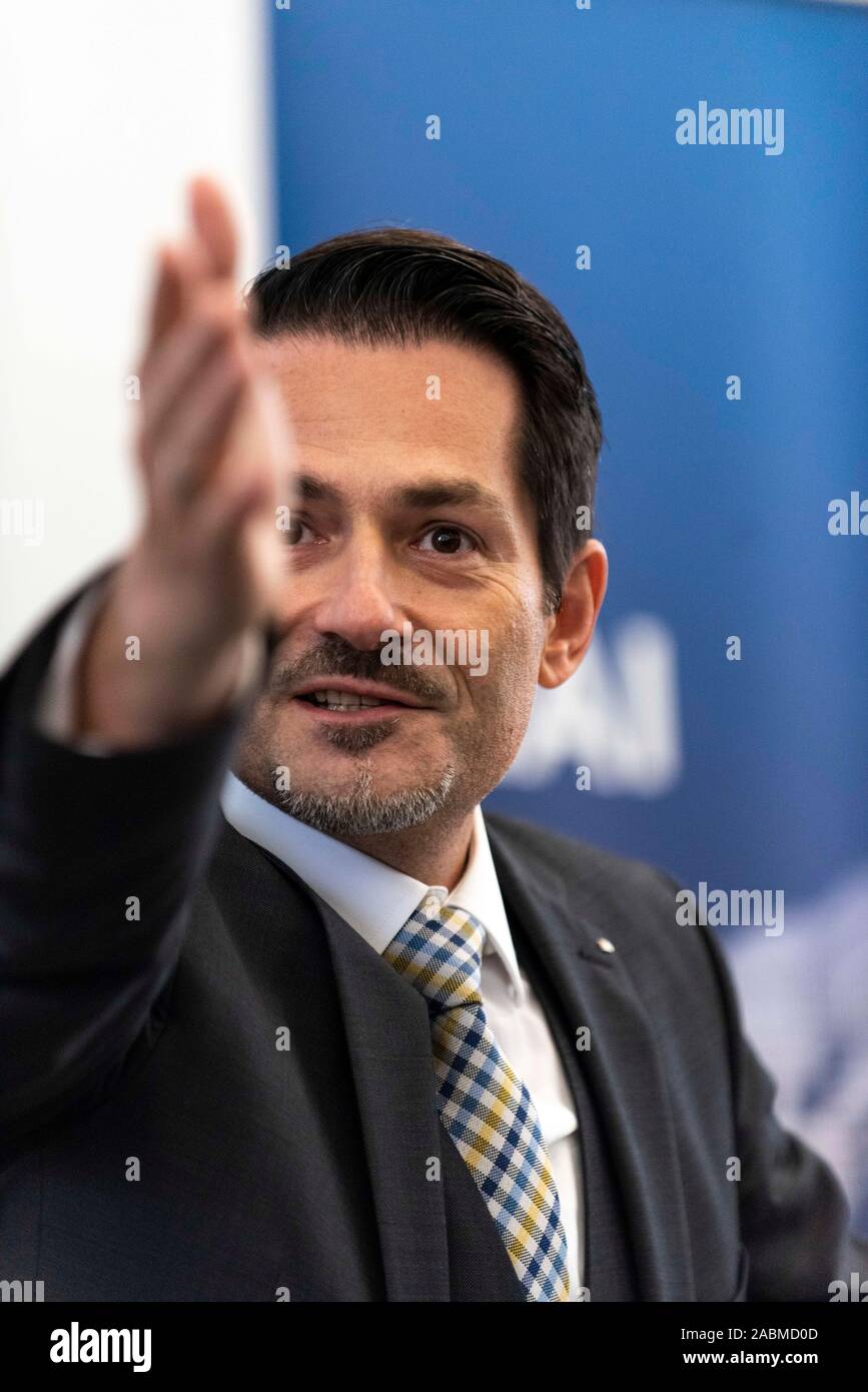 TUM President Professor Thomas Hofmann welcomes the guests at the ...