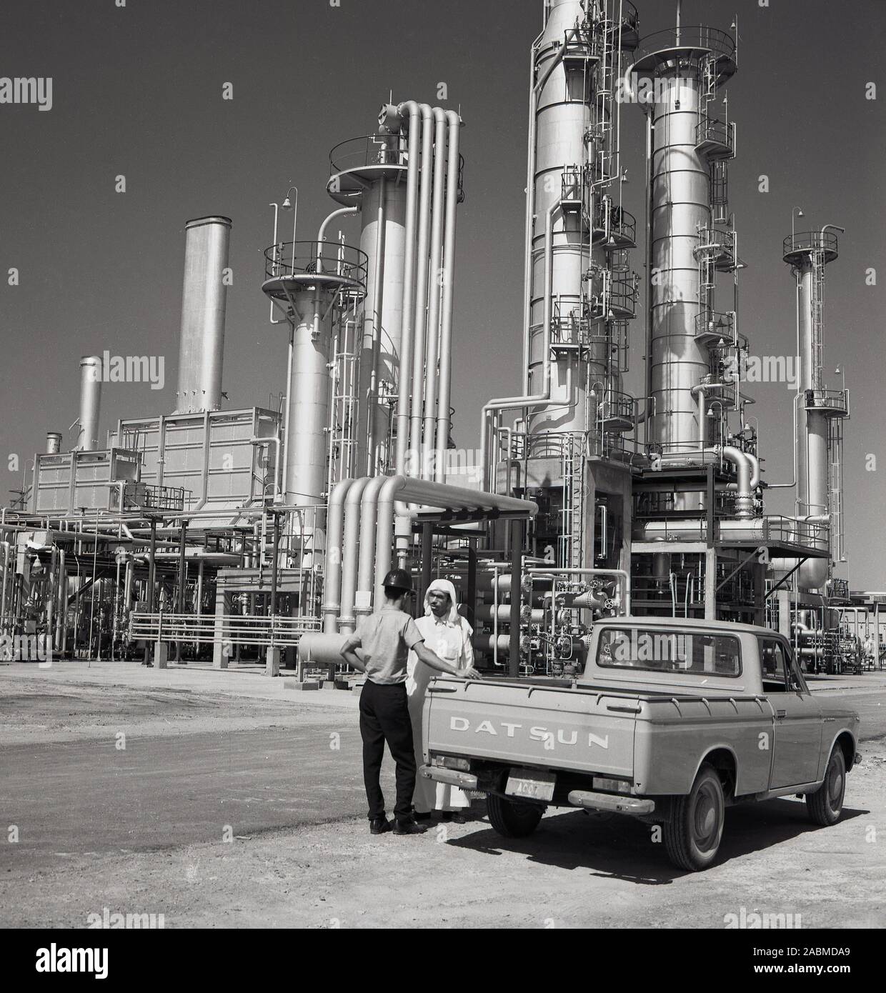 Construction saudi arabia worker hi-res stock photography and images ...